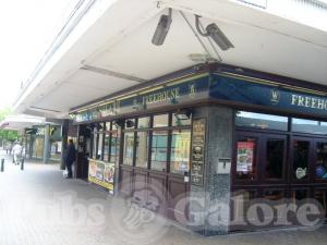 Moon On The Square (JD Wetherspoon) in Basildon : Pubs Galore