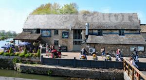 Riverside in Lechlade : Pubs Galore