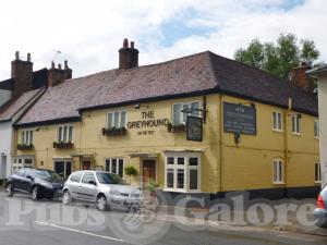 The Greyhound on the Test in Stockbridge : Pubs Galore
