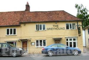 The Greyhound on the Test in Stockbridge : Pubs Galore