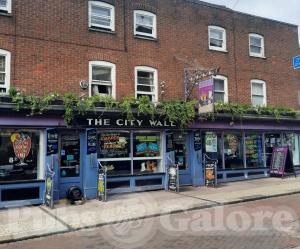 The City Wall in Rochester : Pubs Galore