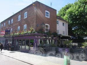 The City Wall in Rochester : Pubs Galore
