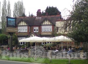 Thames Court in Shepperton : Pubs Galore