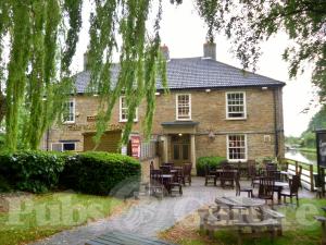 The Navigation in Stoke Bruerne (near Towcester) : Pubs Galore