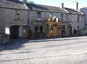 Tanners Lounge Bar in Juniper Green Village, Edinburgh : Pubs Galore
