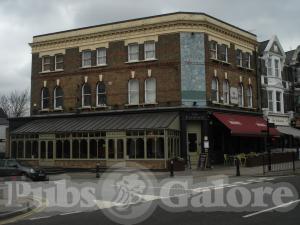 The Cuckfield in E11 : Pubs Galore