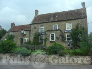 The Half Moon Inn in Horsington (near Templecombe) : Pubs Galore