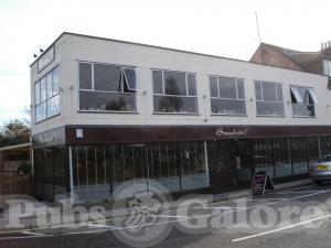 Broadview in Oulton Broad, Lowestoft : Pubs Galore