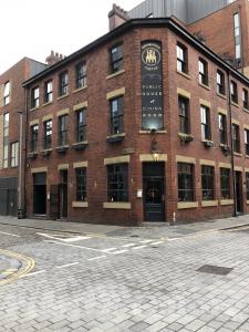 The Edinburgh Castle in Manchester : Pubs Galore