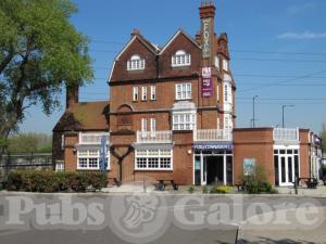 Fox @ Connaught in Royal Docks, E16 : Pubs Galore