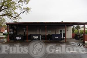 Canalside in Castlecroft (near Wolverhampton) : Pubs Galore