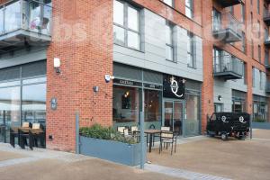 Quayside in Woolston (near Southampton) : Pubs Galore